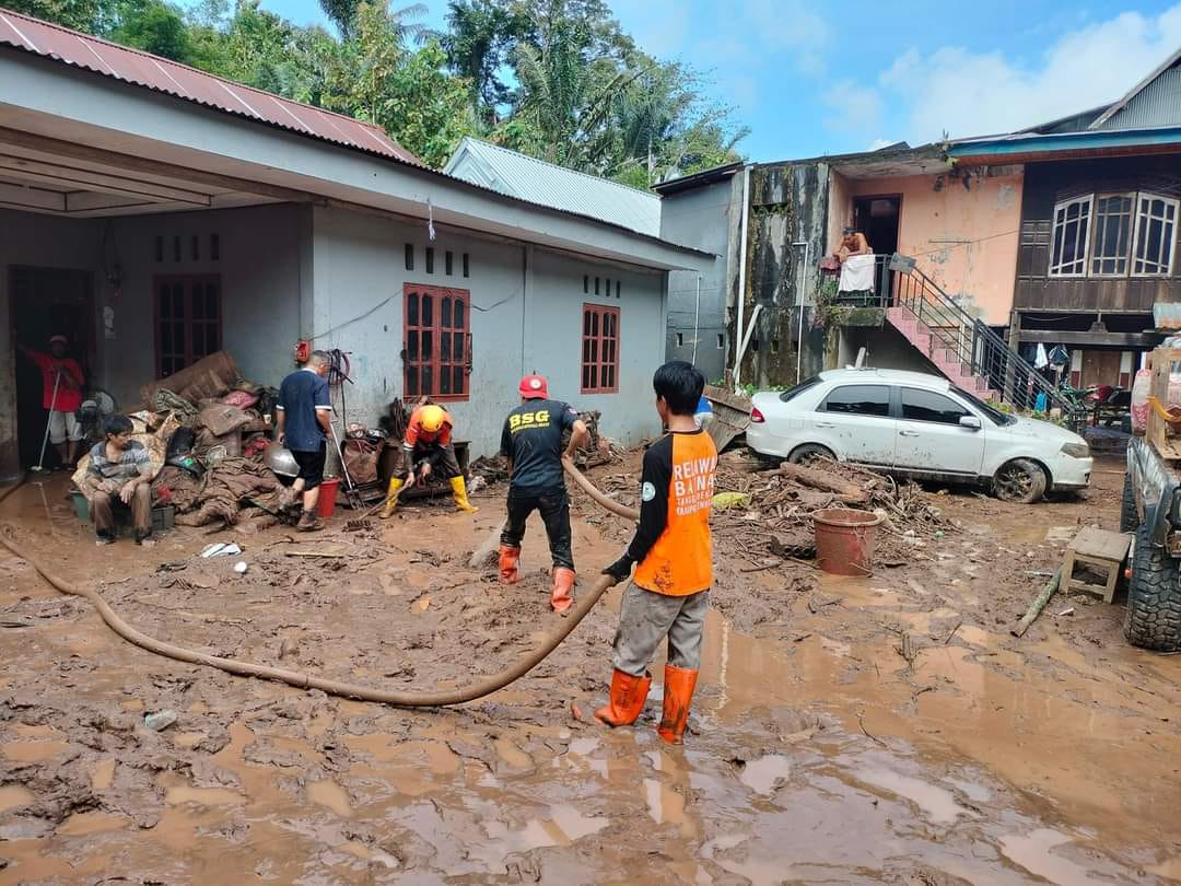 Enrekang Diterjang Banjir Bandang, Pemukiman Warga dan Kantor Pemerintahan Dipenuhi Lumpur ...
