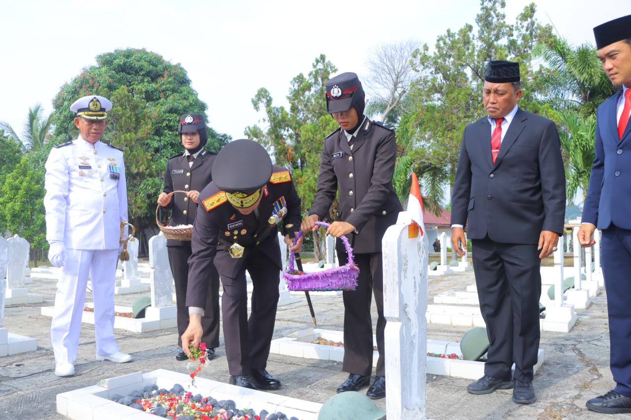 Kapolda Lampung Helmy Santika Pimpin Ziarah Hari Pahlawan Ke Makam Pahlawan - Suara Utama ID