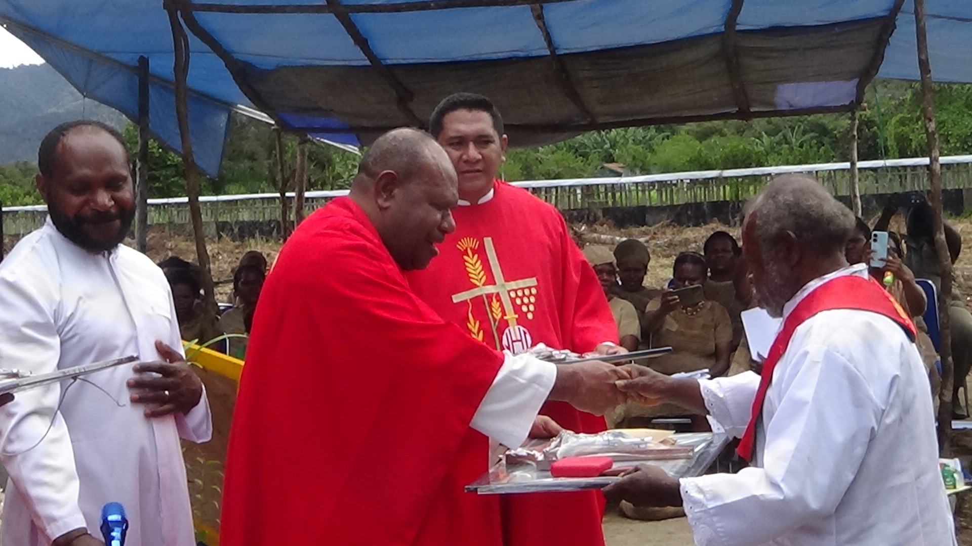 Pastor Marten Kuayo Pimpin Misa 50 Tahun Katekis,Penerima Krisma Dan ...