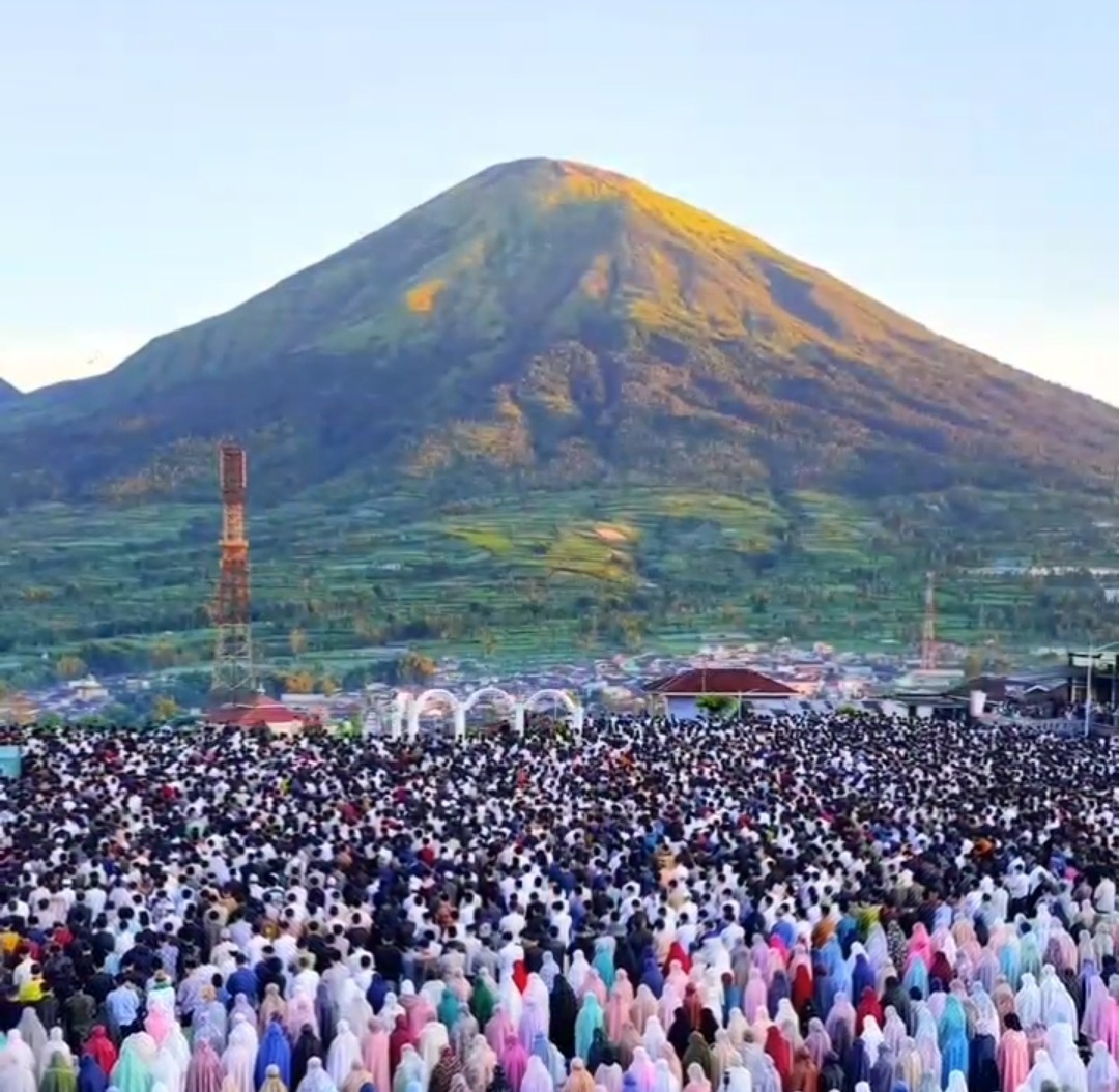 Ribuan Jamaah Padati Sholat Idul Adha di Kaki Gunung Sumbing, Garung ...